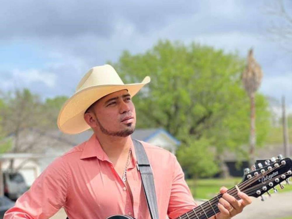 Cantante era el hombre ultimado por sicarios cuando huían