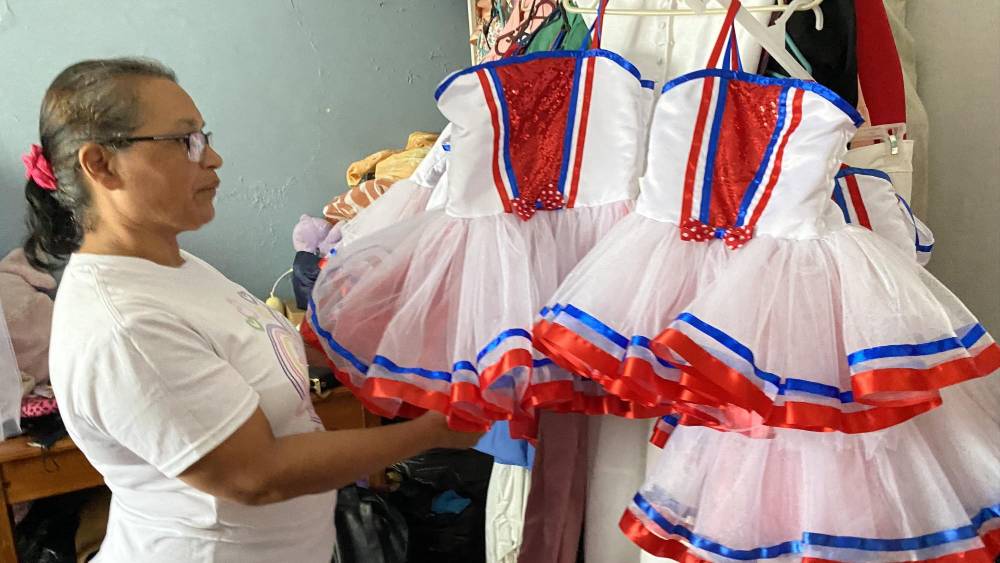 Modista copaneca cumple 25 años vistiendo desfiles patrios