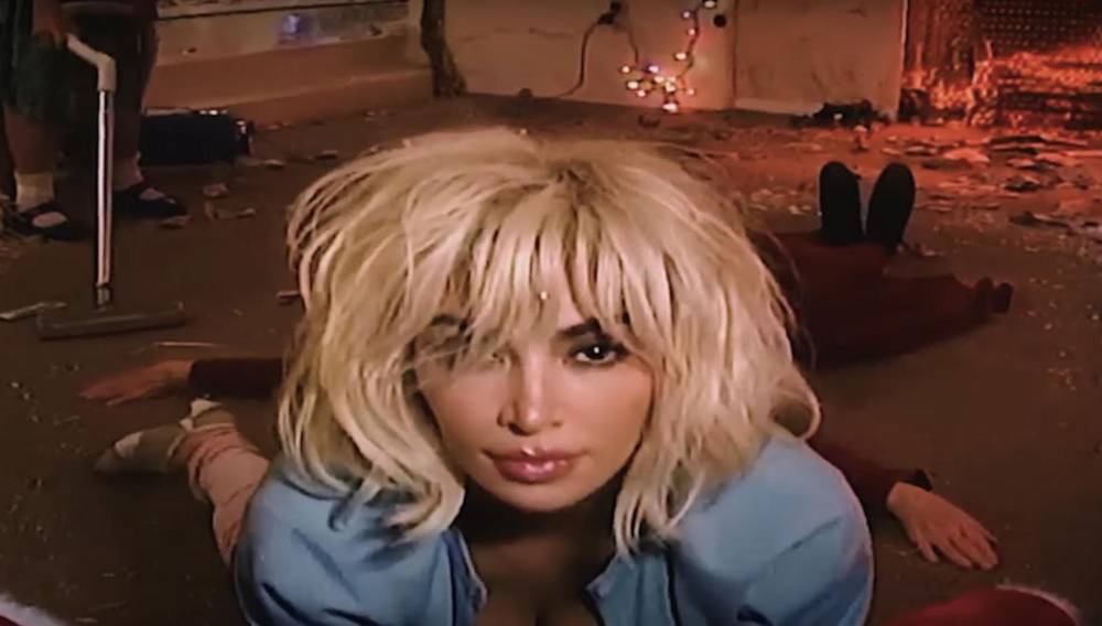 Kim Kardashian sorprende con inquietante cover de “Santa Baby”