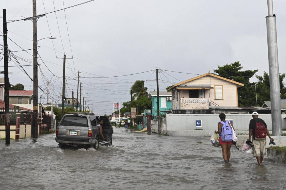 Huracán Lisa toca tierra en Belice y amenaza a una Centroamérica en alerta