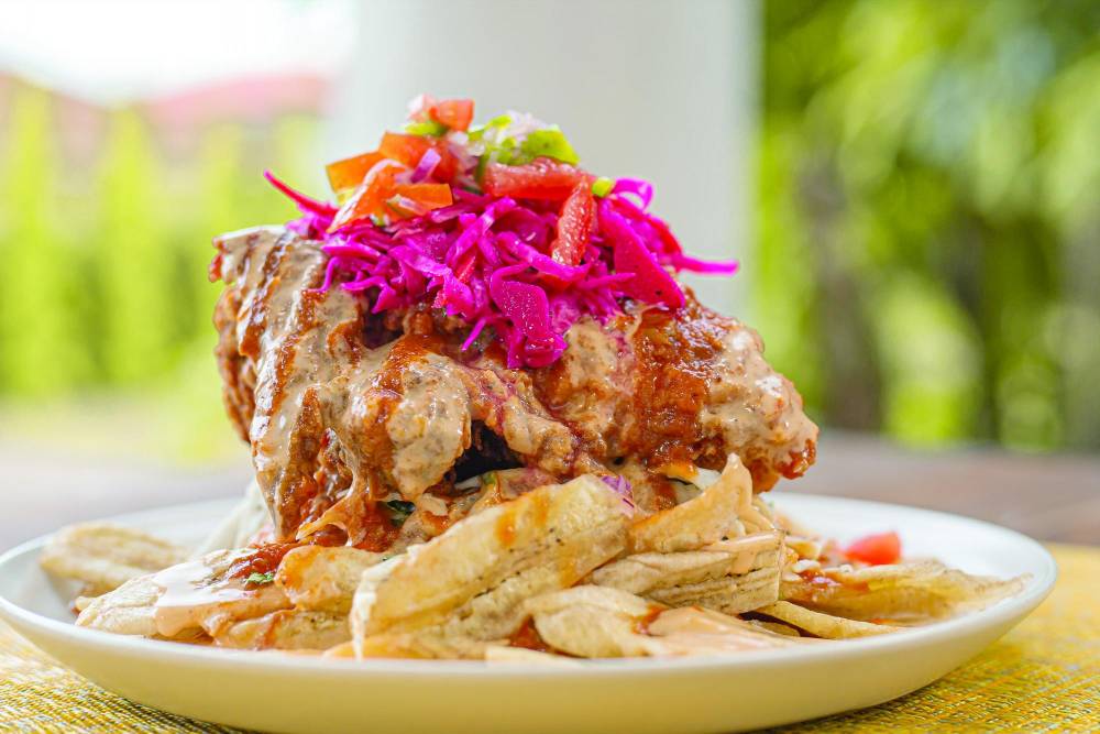 Pollo con tajadas: un deleite sampedrano