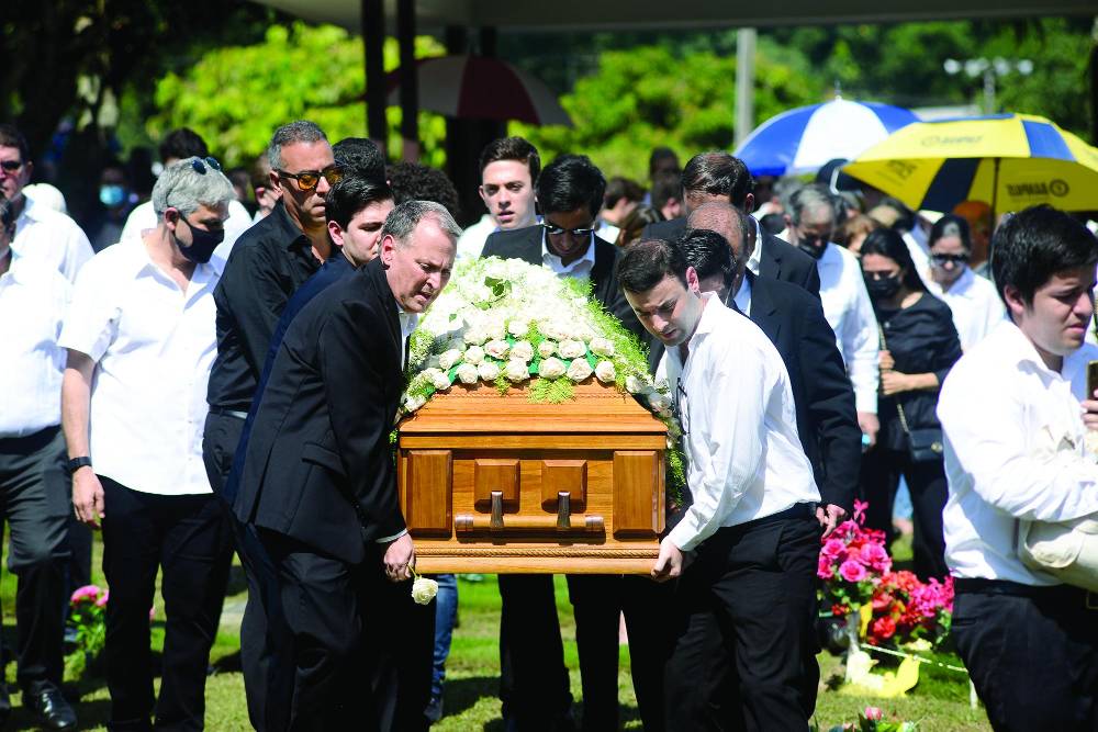 Amigos y familiares le dan el último adiós a Napoleón Larach