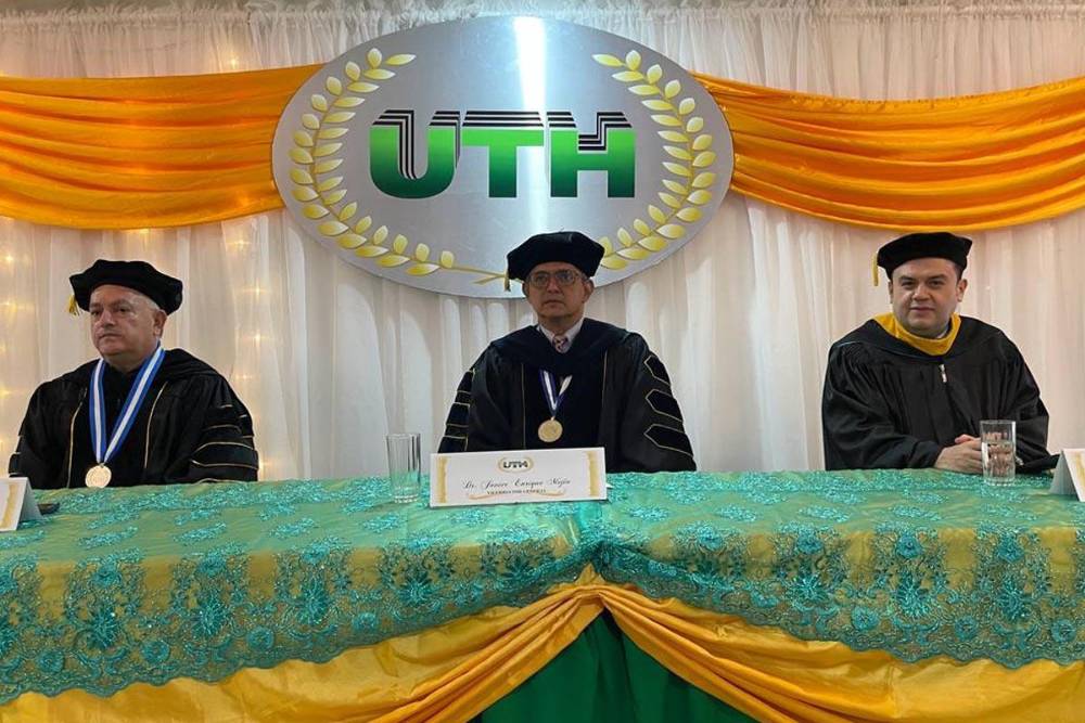 UTH Santa Bárbara festaje elegante ceremonia de graduación