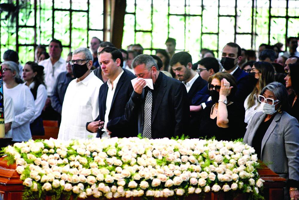 Amigos y familiares le dan el último adiós a Napoleón Larach