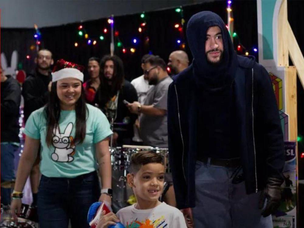 Bad Bunny entrega obsequios navideños a niños y jóvenes en Puerto Rico