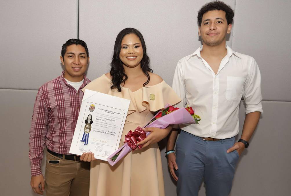 ¡Felices y orgullosos! Así festejan los nuevos egresados de Unah-vs