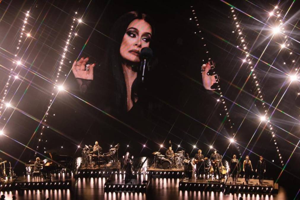 Adele ofrece concierto vestida de Morticia Addams
