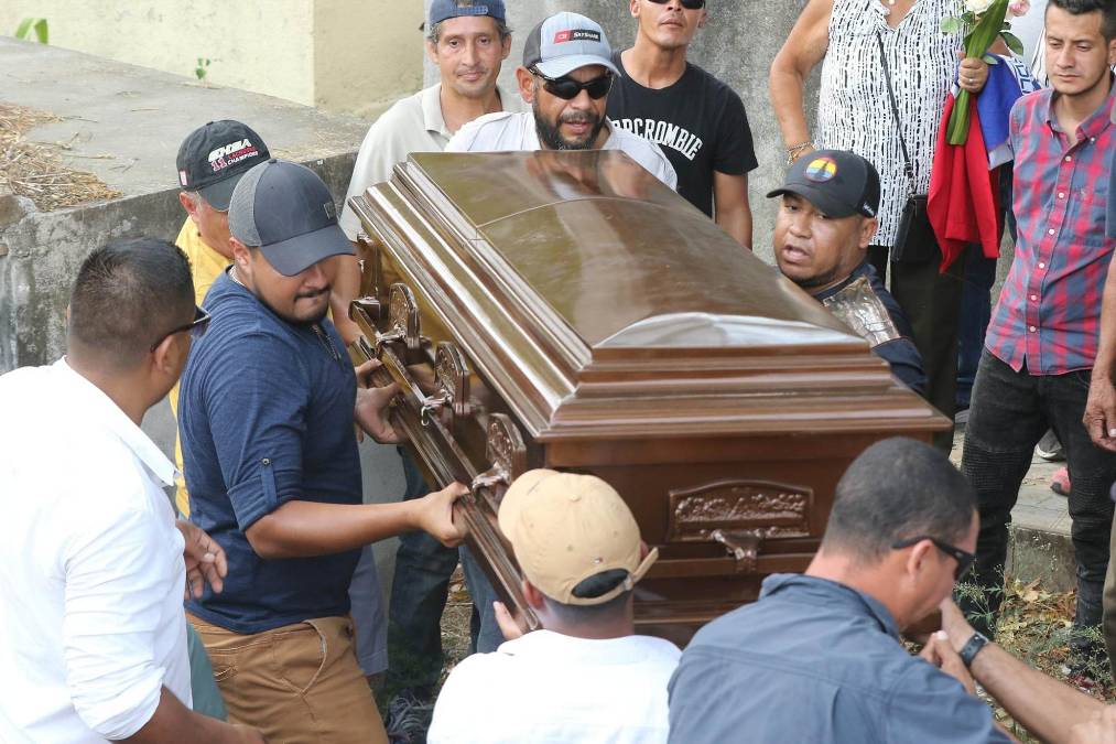 Desgarradoras imágenes: Llanto y dolor en último adiós a Elmer Canales