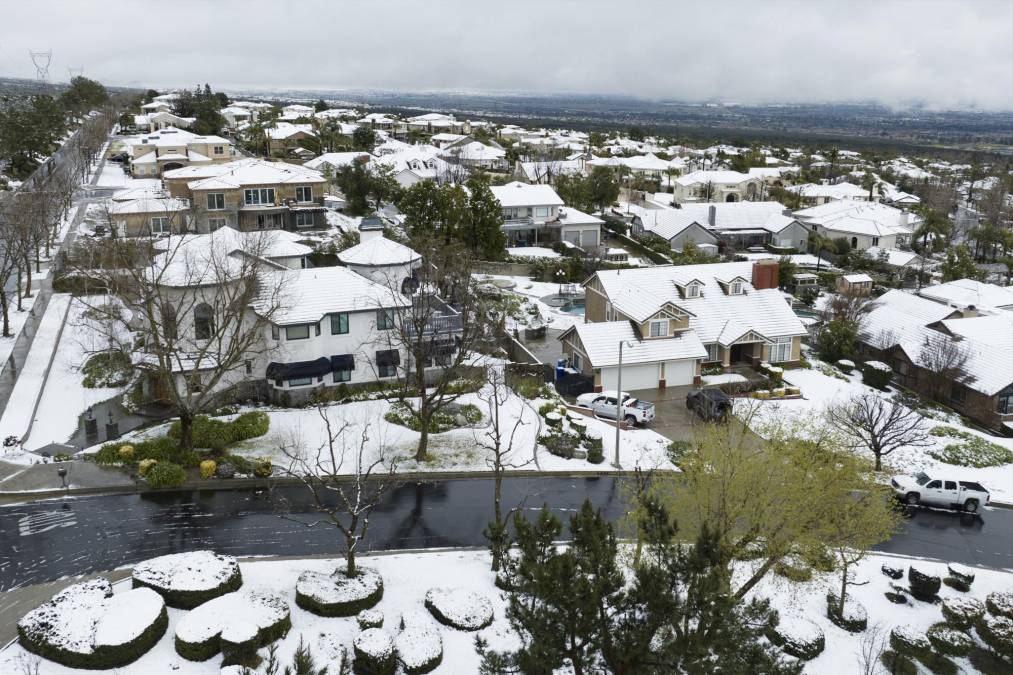 Inusual tormenta invernal cubre de nieve a Los Ángeles