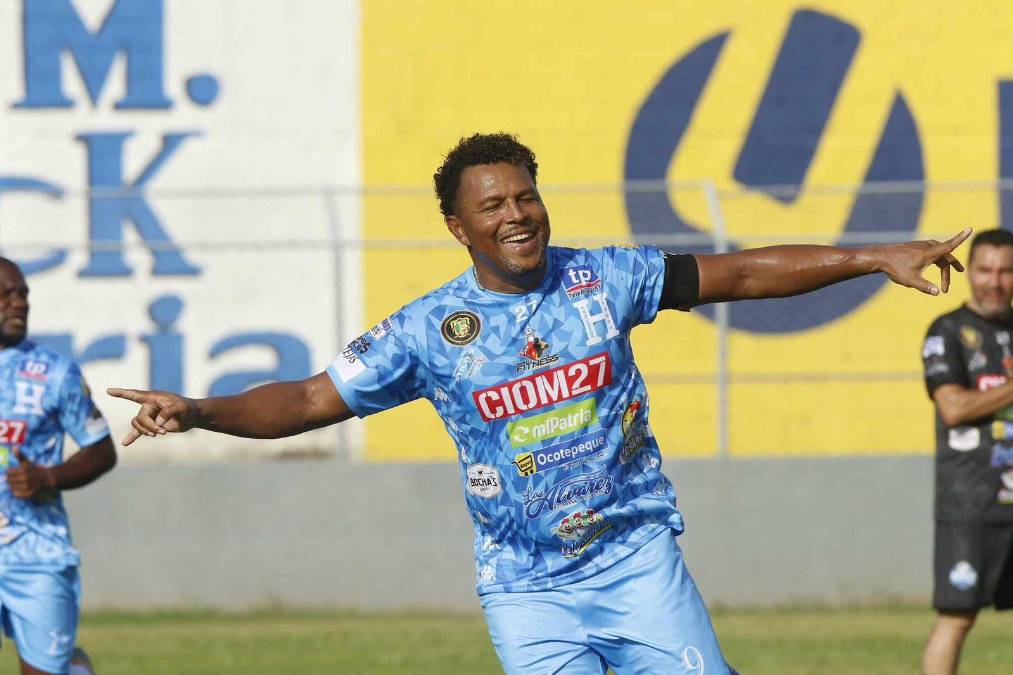 Carlos Pavón se luce en su homenaje; Dani con su novia y Rambo