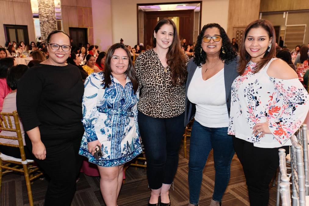 Cientos de mujeres son agasajadas en fraterno evento