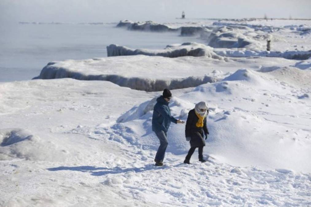 Las espectaculares imágenes del Lago Michigan congelado por ola de frío