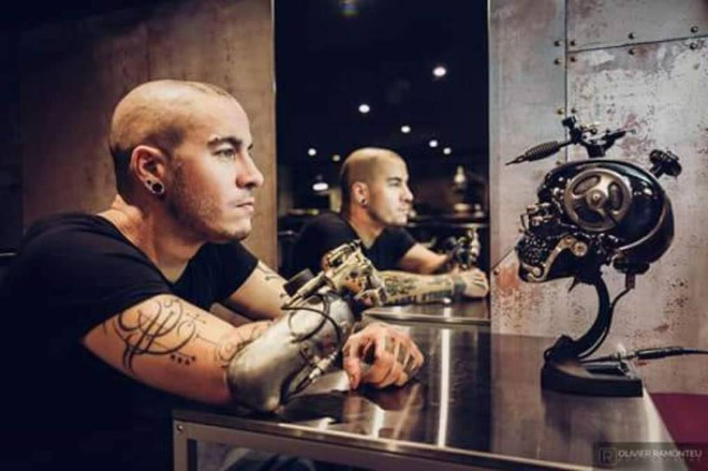 Jc Sheitan, el primer tatuador con brazo protésico
