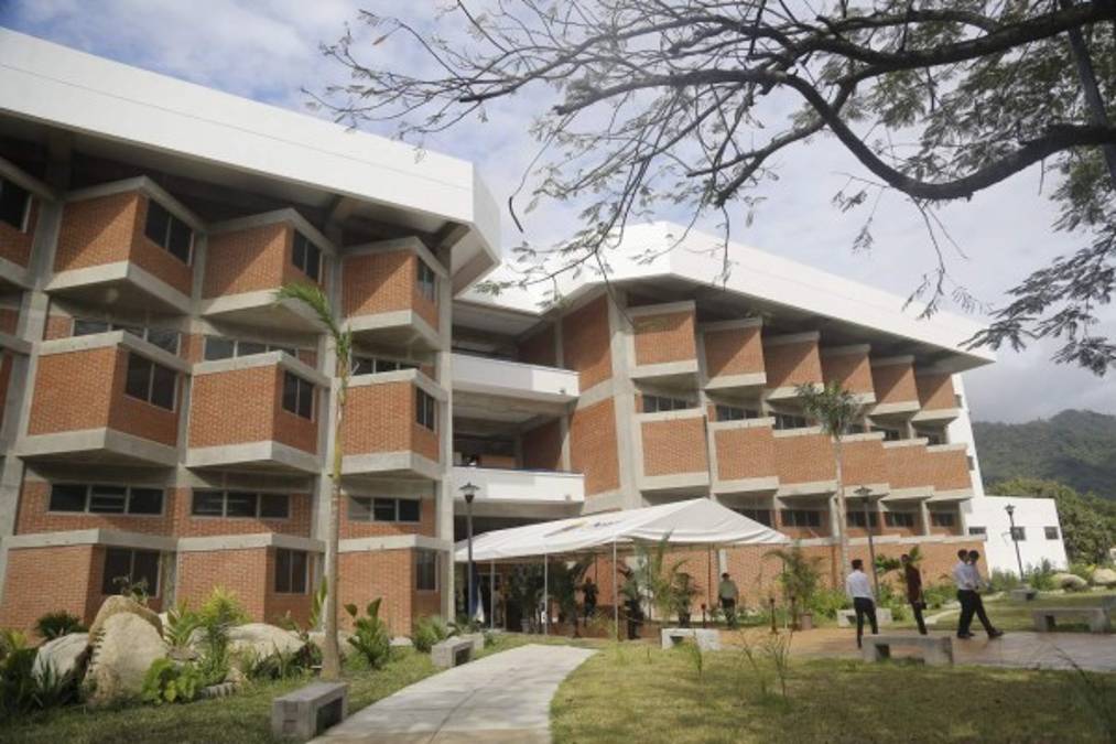 Imponente luce el nuevo edificio de Ciencias Médicas en Unah-VS