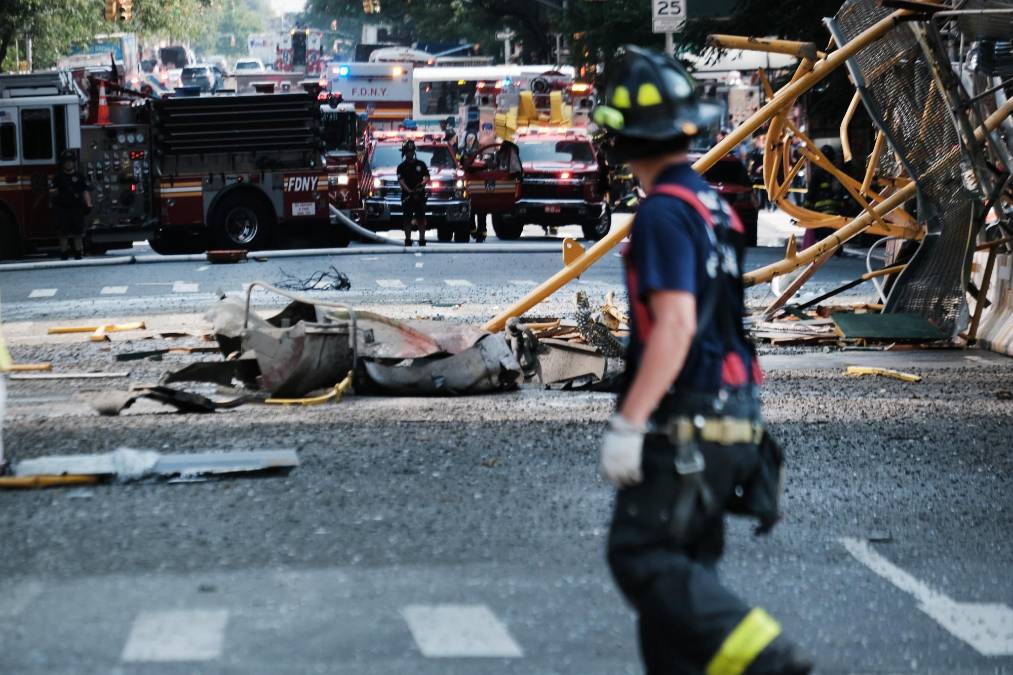 Lluvia de escombros: impactantes imágenes del colapso de una grúa en ...