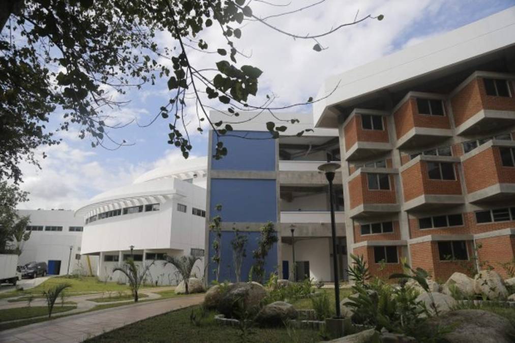 Imponente luce el nuevo edificio de Ciencias Médicas en Unah-VS