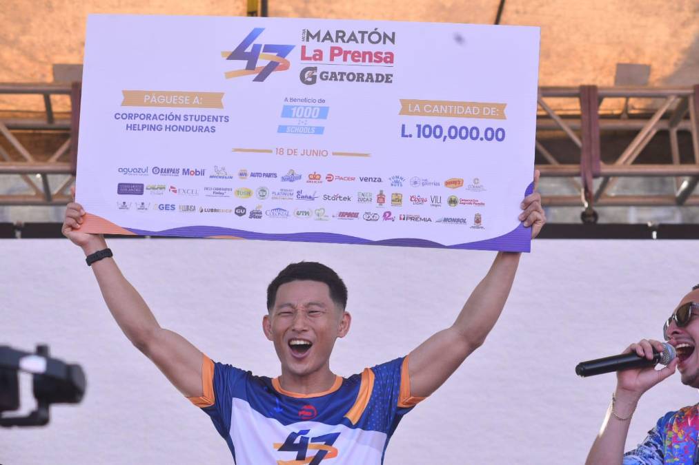 Corredores de la Maratón de LA PRENSA lucen sus medallas con orgullo