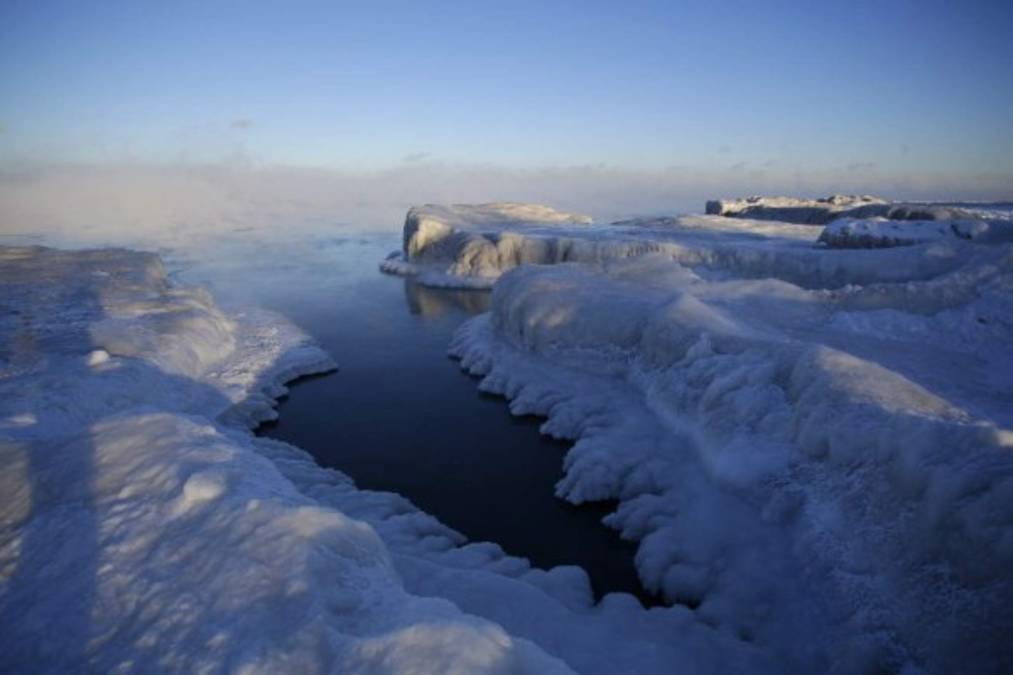 Las espectaculares imágenes del Lago Michigan congelado por ola de frío