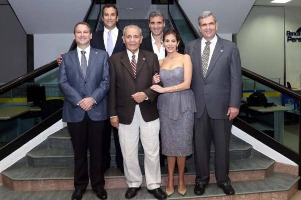 Hondureños lamentan la partida de Napoleón Larach