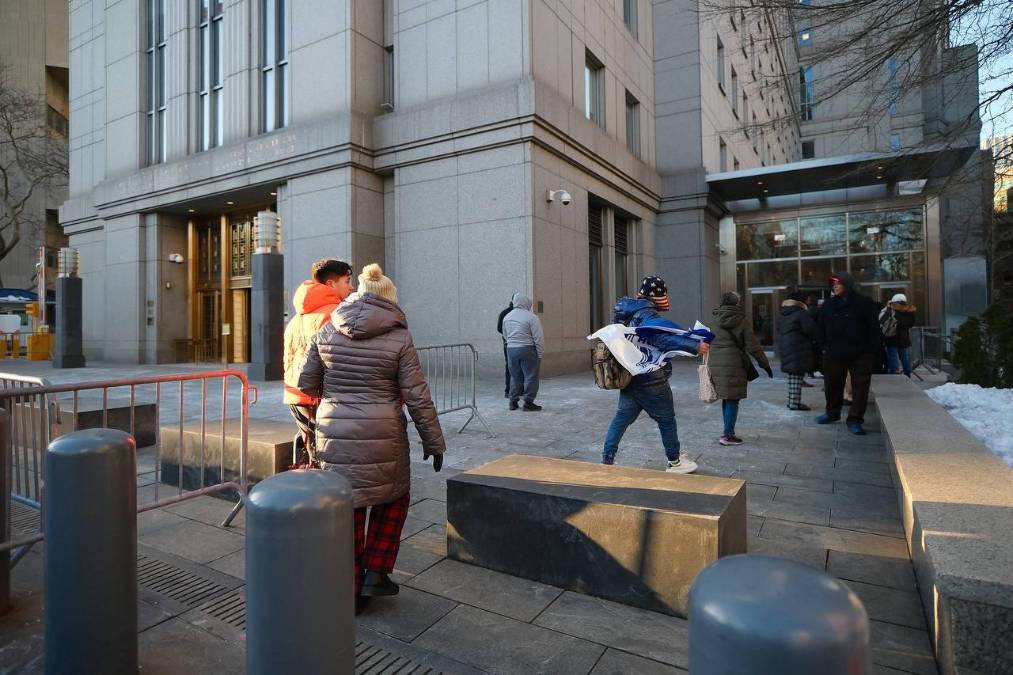 Concurrida fila para entrar a Corte donde se enjuiciará a JOH