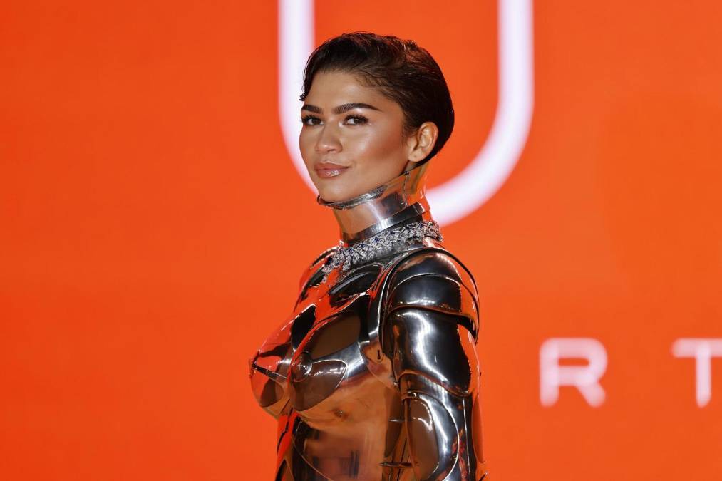 Zendaya se convierte en un “robot” en la premier de “Dune 2”