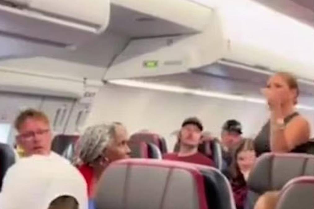 “No es real”: Tiffany Gomas vio a un “reptiliano” en un avión