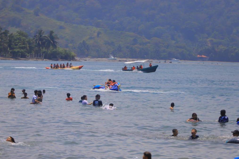 Así disfrutan veraneantes en las bellas playas de Omoa, Cortés (FOTOS)