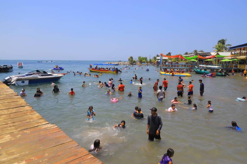 Así disfrutan veraneantes en las bellas playas de Omoa, Cortés (FOTOS)