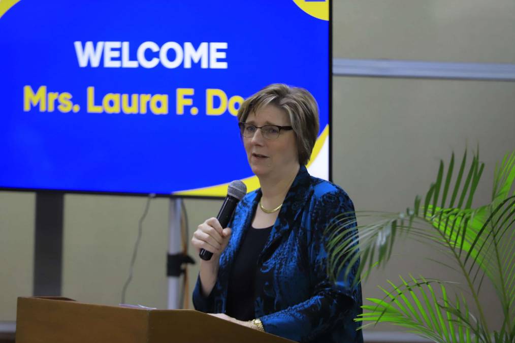 Embajadora Laura Dogu realiza conversatorio con alumnos de la EIS