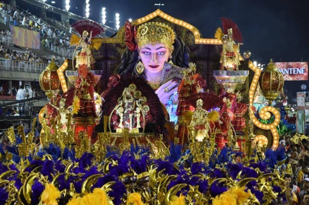 Espectacular desfile de carrozas en Río de Janeiro