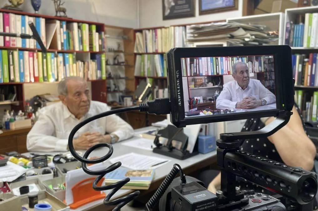 Hondureños lamentan la partida de Napoleón Larach