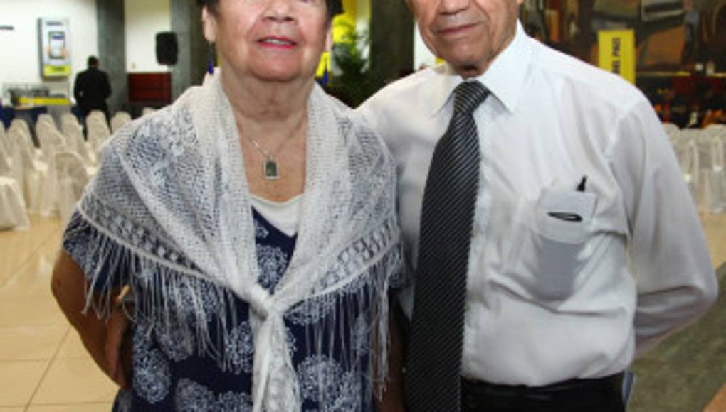 Ana María Alemán recibe reconocimiento - Diario La Prensa