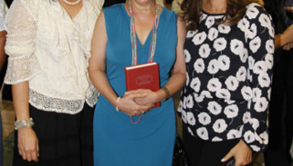 Ana María Alemán recibe reconocimiento - Diario La Prensa