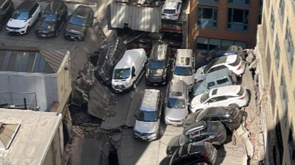 Imágenes del derrumbe de un edificio de parqueo en NYC