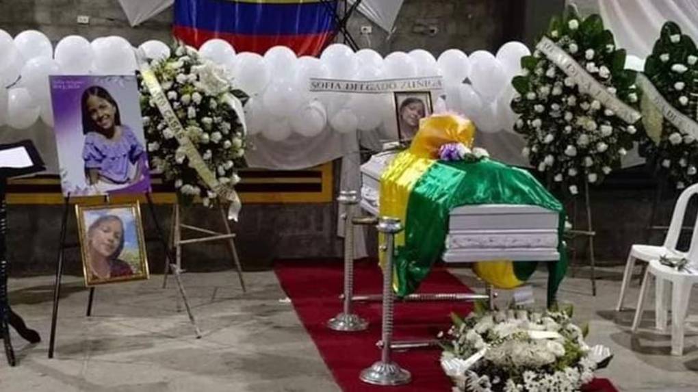 Miles de personas le dan el último adiós a Sofía Delgado