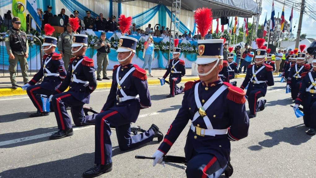 Cadetes de la Anapo se lucen en desfiles patrios