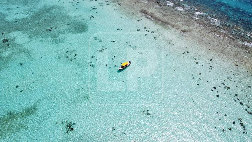 La piscina natural Lawrence Rock y los Cayos Zapotillos a vista de drone