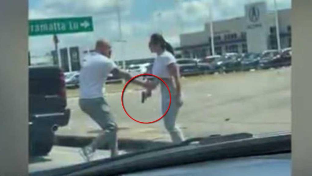 ¡Furia al volante! Mujer dispara a un carro con un bebé a bordo en Houston