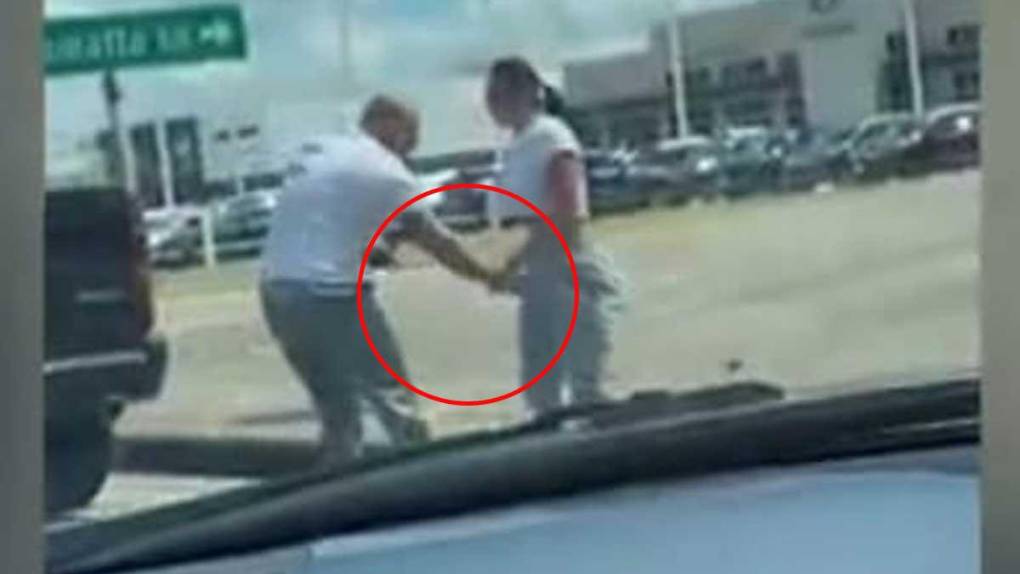 ¡Furia al volante! Mujer dispara a un carro con un bebé a bordo en Houston