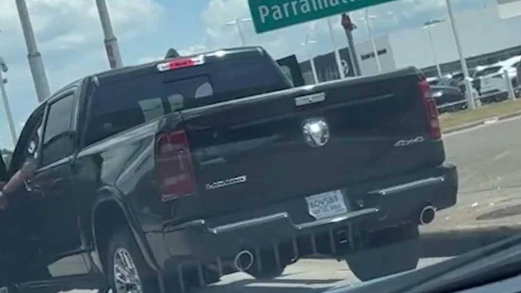 ¡Furia al volante! Mujer dispara a un carro con un bebé a bordo en Houston