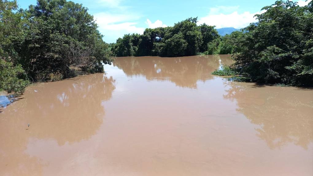 FOTOS: El río Ulúa comienza a filtrarse en El Progreso, Yoro, y amenaza ...