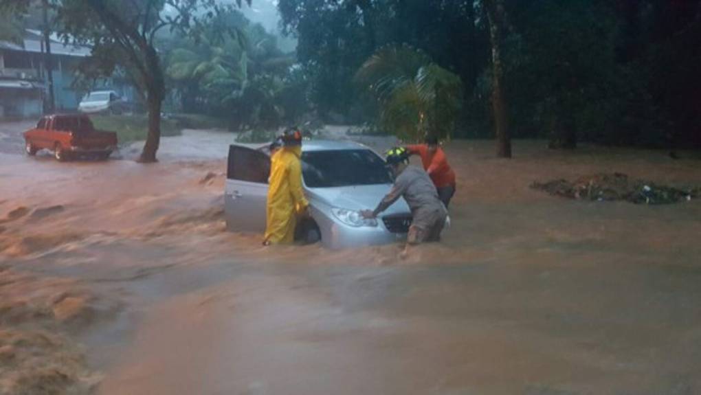 Roatán bajo el agua tras fuertes tormentas