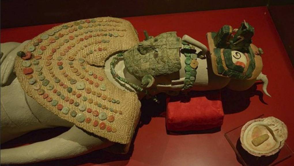 La Reina Roja, la mujer que esconde los oscuros secretos de los Mayas ...