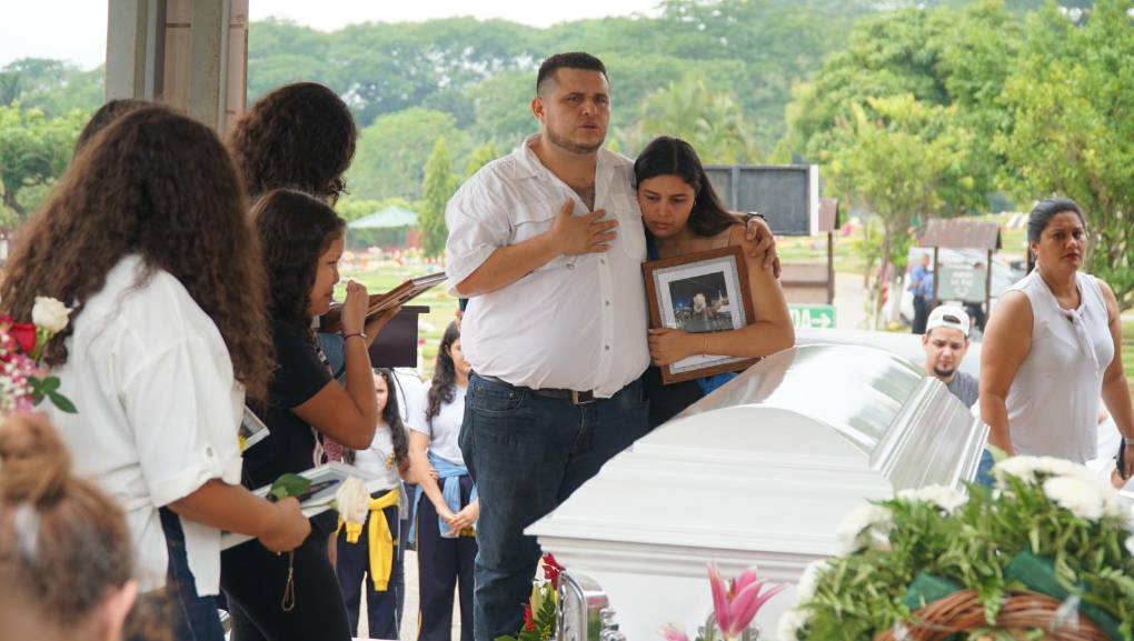 Imágenes: lágrimas y tristeza en último adiós a la joven Michelle Viera