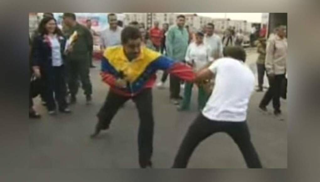 Video: Maduro muestra sus dotes de boxeador en la calle - Diario La Prensa