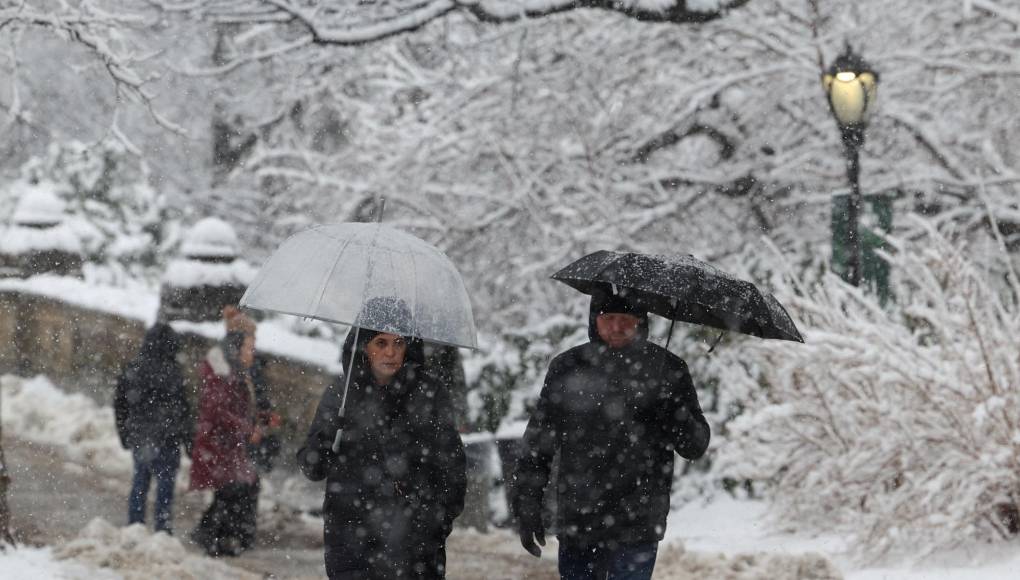 Nueva York amanece cubierto de nieve