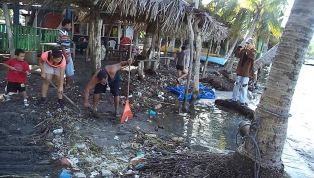 Playas de Puerto Cortés y Omoa otra vez inundadas de basura - Diario La ...