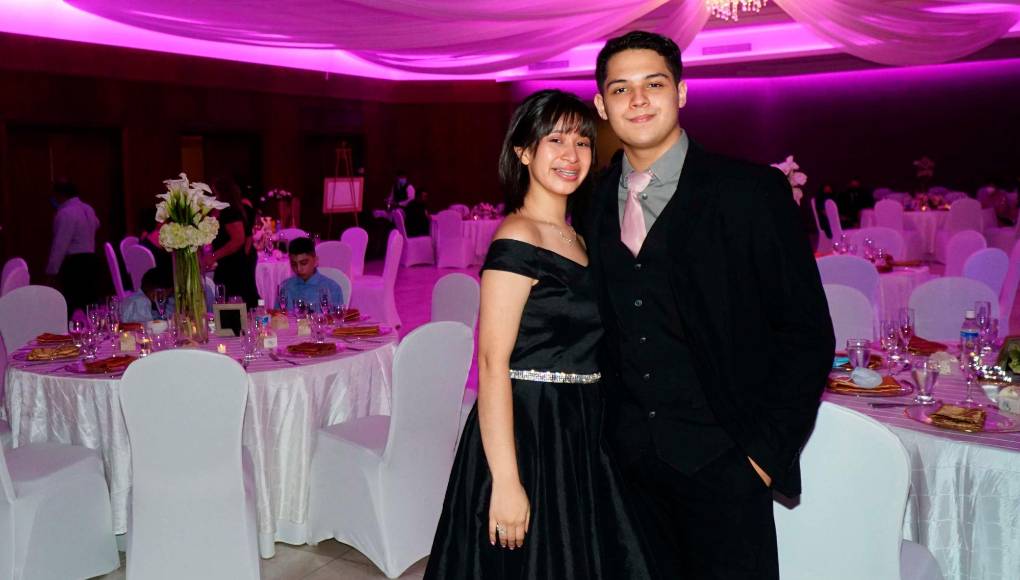 Llenos de promesas llegan al altar Rommel y Vanessa - Diario La Prensa