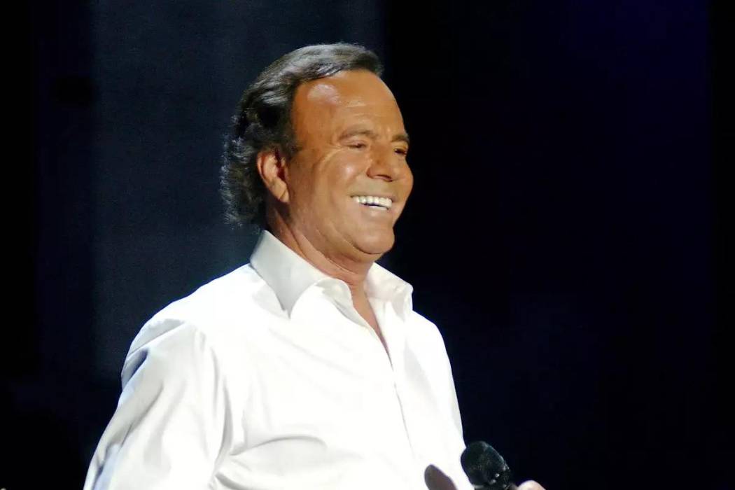 Julio Iglesias dice que todo se va a aclarar y pronto dará su versión
