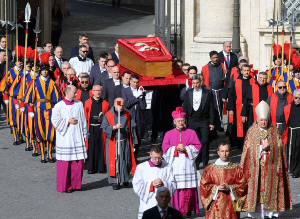 Traslado del féretro del Papa a Roma preocupa a autoridades
